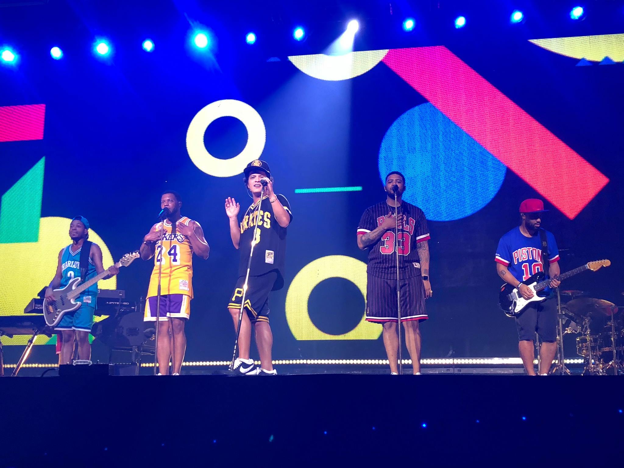 Bruno Mars opening the stage with his band The Hooligans – HYPE MANIA