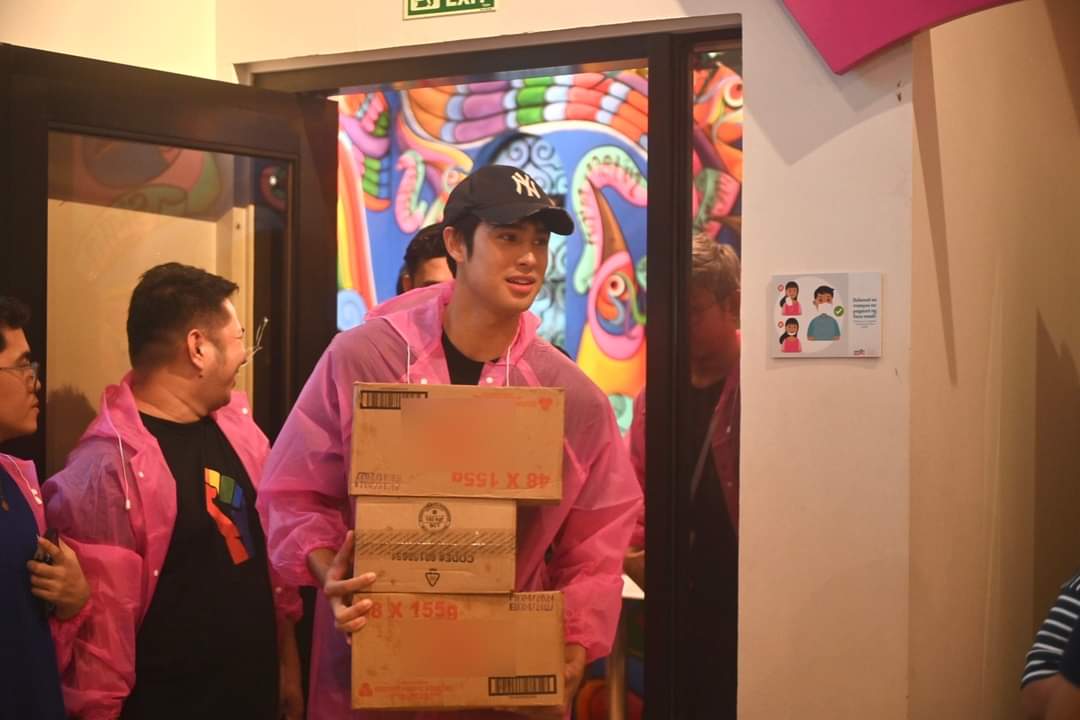Young actor Donny Pangilinan delivers relief goods to Angat Buhay for ...